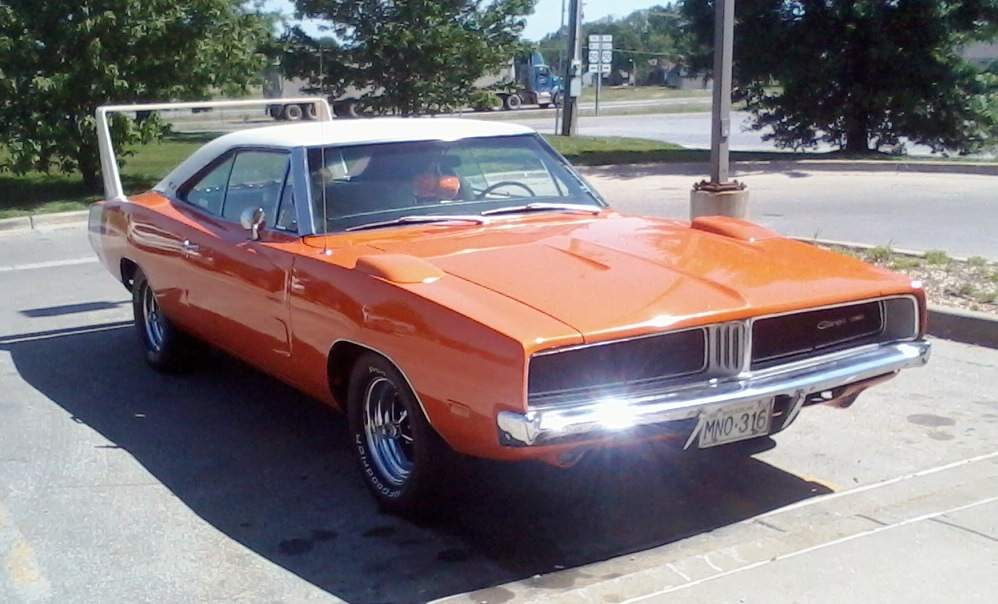 Solve '69 Dodge Charger jigsaw puzzle online with 170 pieces