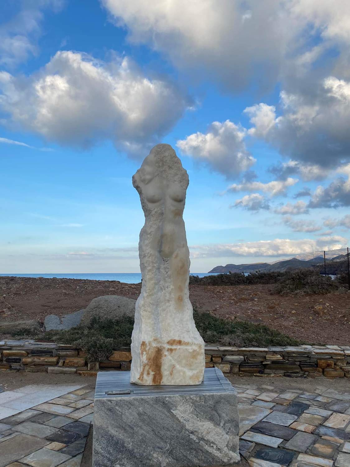 Solve Statue in Paros jigsaw puzzle online with 266 pieces