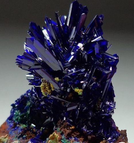 Solve Azurite jigsaw puzzle online with 36 pieces