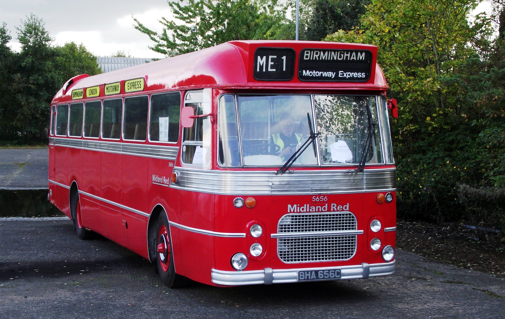Solve Midland Red MOTORWAY coach jigsaw puzzle online with 126 pieces