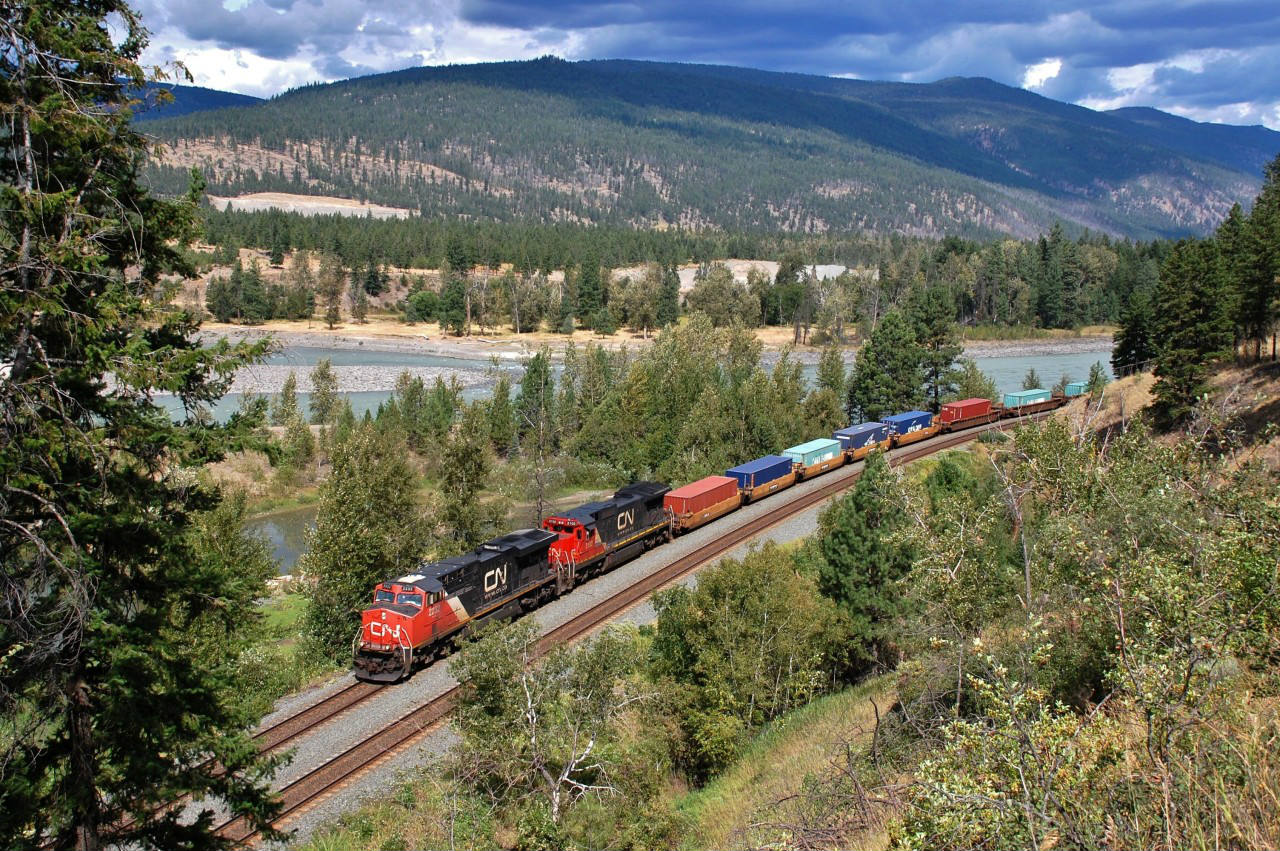 Solve Canadian National jigsaw puzzle online with 117 pieces