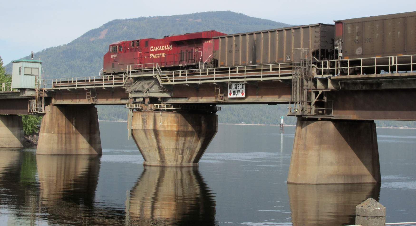 Solve Sicamous Bridge jigsaw puzzle online with 98 pieces