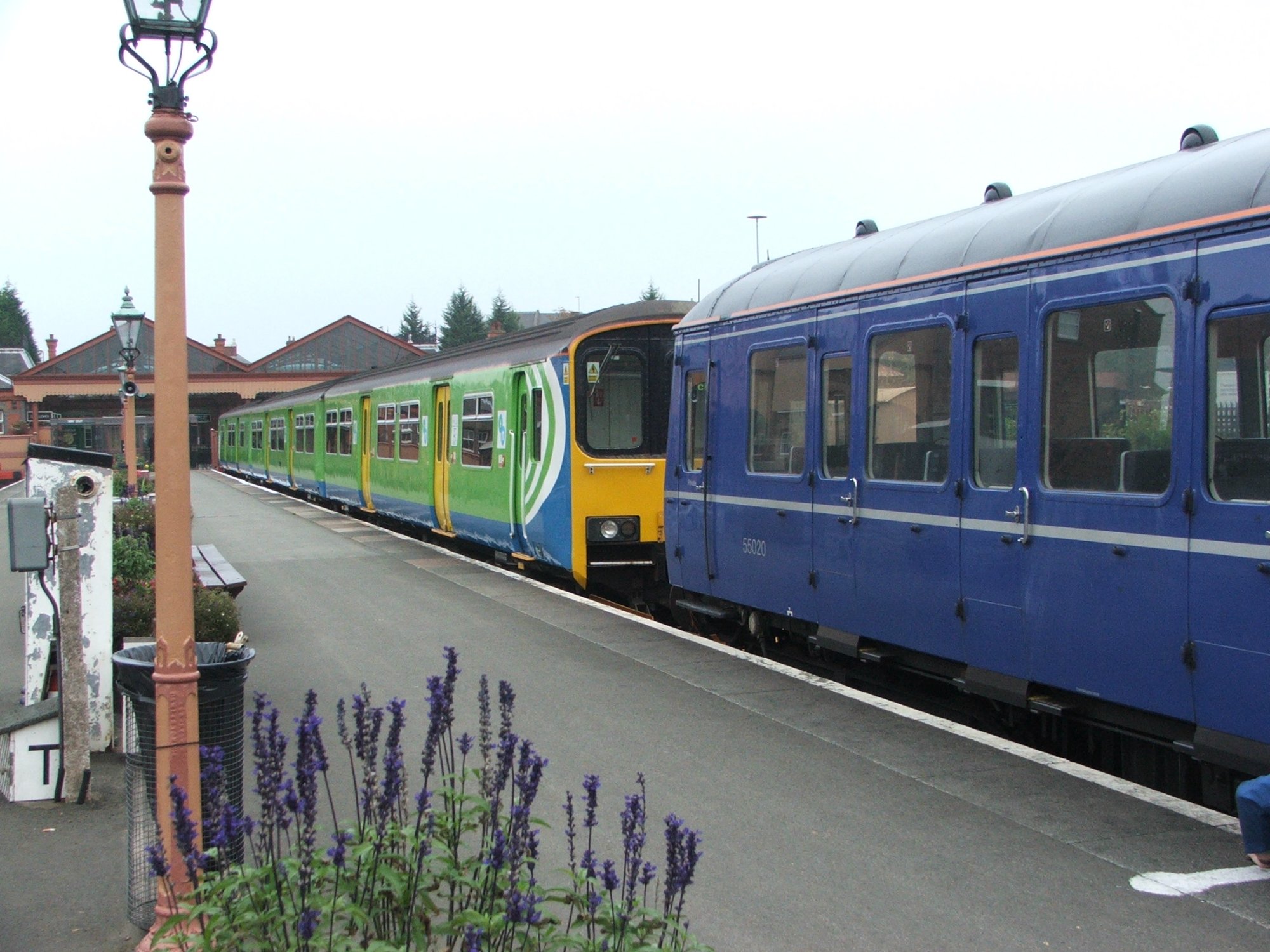 Solve Kidderminster station svr dmu wekend 2010 jigsaw puzzle online ...