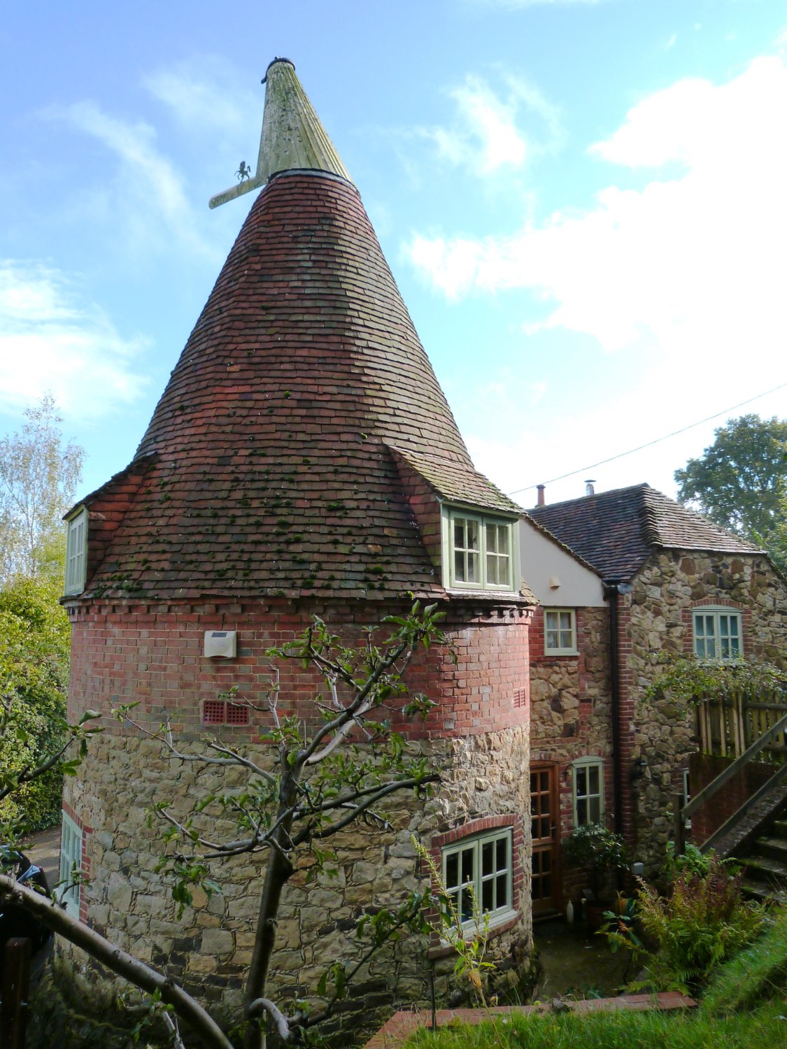 Solve Old oast house in Kent, England jigsaw puzzle online with 154 pieces