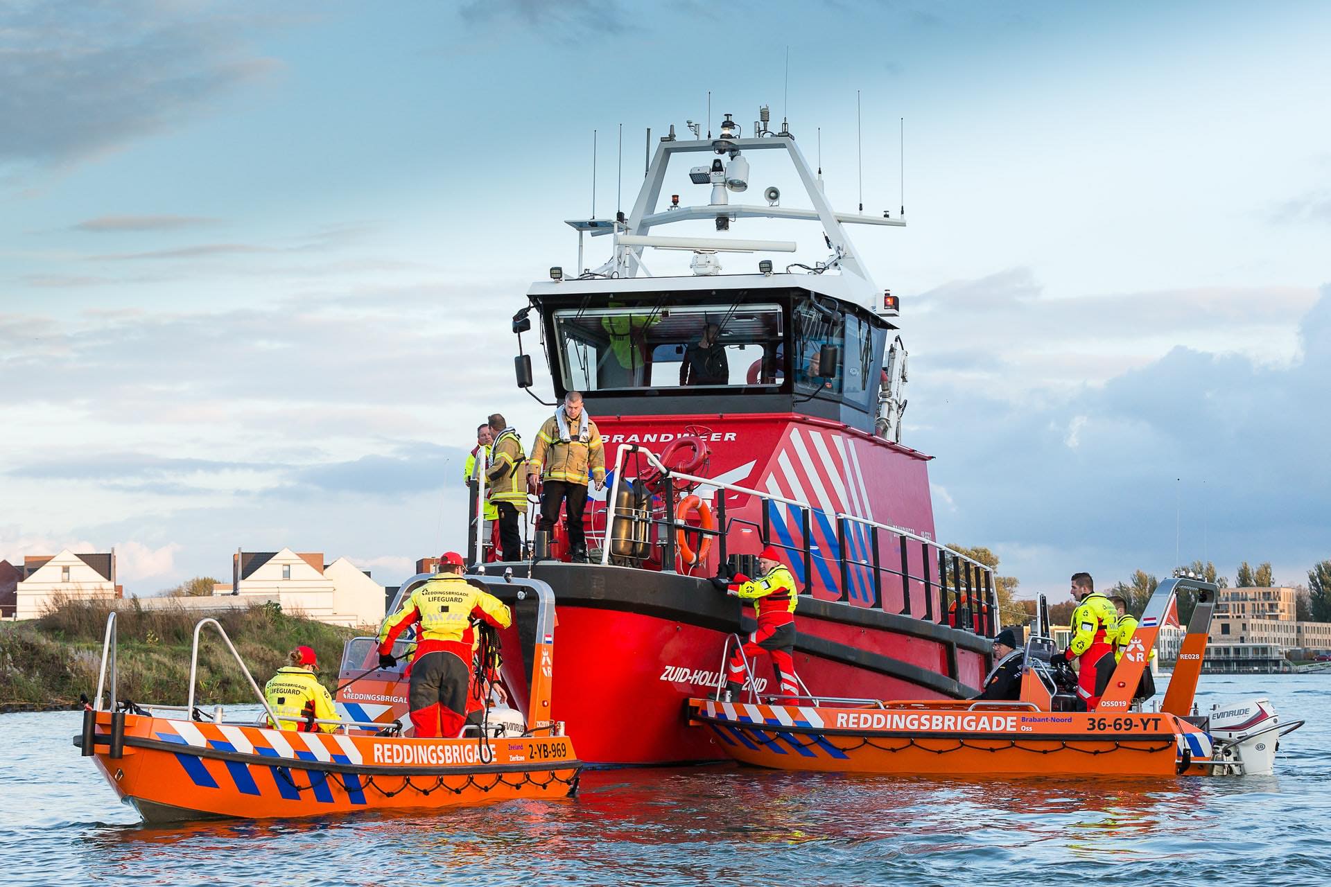 Solve Dutch Fireboat and crew!! jigsaw puzzle online with 352 pieces