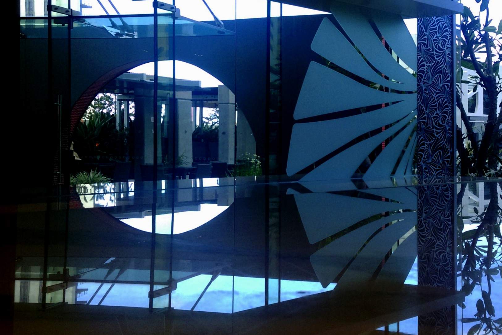 Solve Confusing Refletions jigsaw puzzle online with 117 pieces