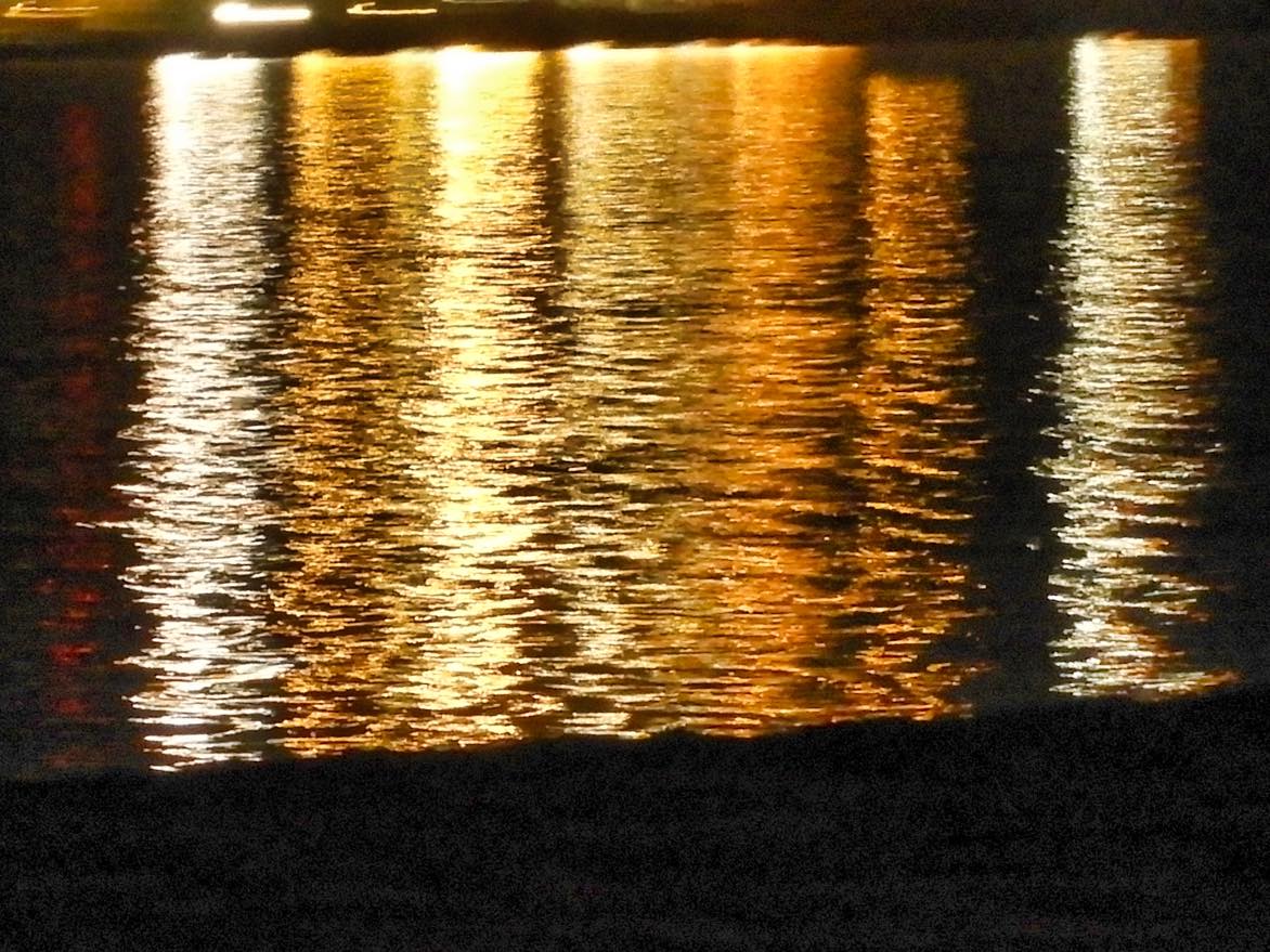 Solve Reflections of lights on the lake jigsaw puzzle online with 20 pieces