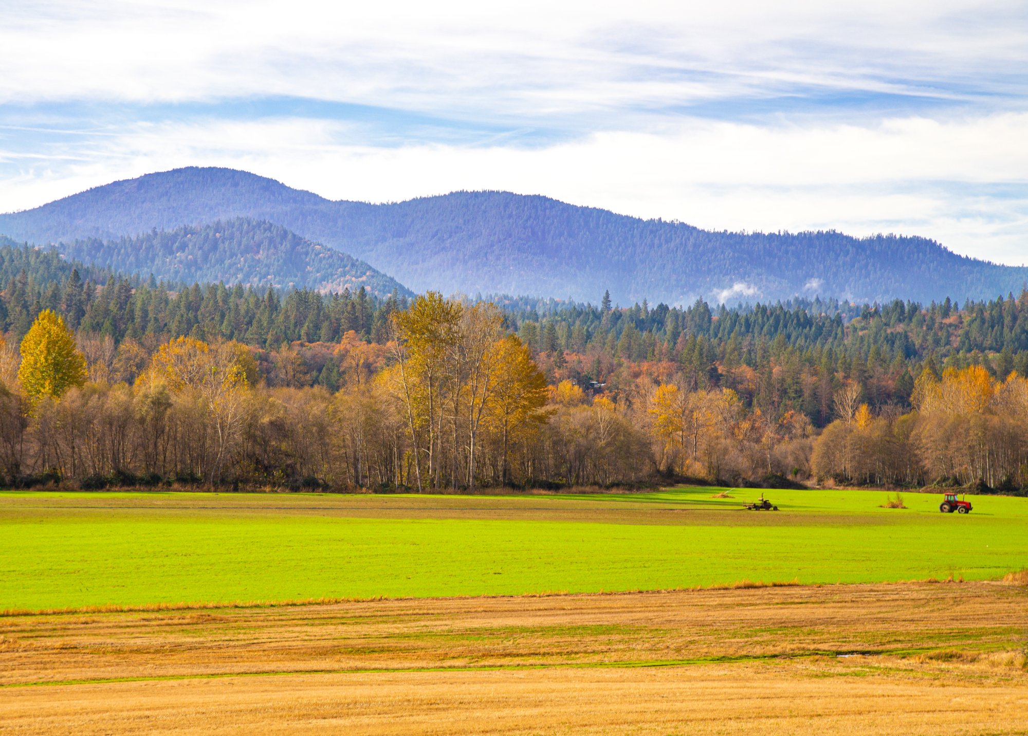 Solve OREGON'S APPLEGATE VALLEY jigsaw puzzle online with 88 pieces