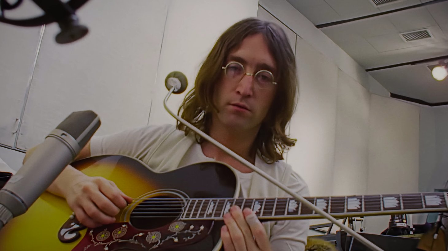 Solve John Lennon jigsaw puzzle online with 170 pieces