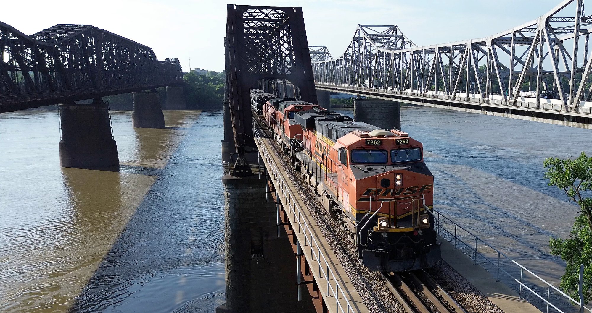 Solve The BNSF 7262 jigsaw puzzle online with 98 pieces