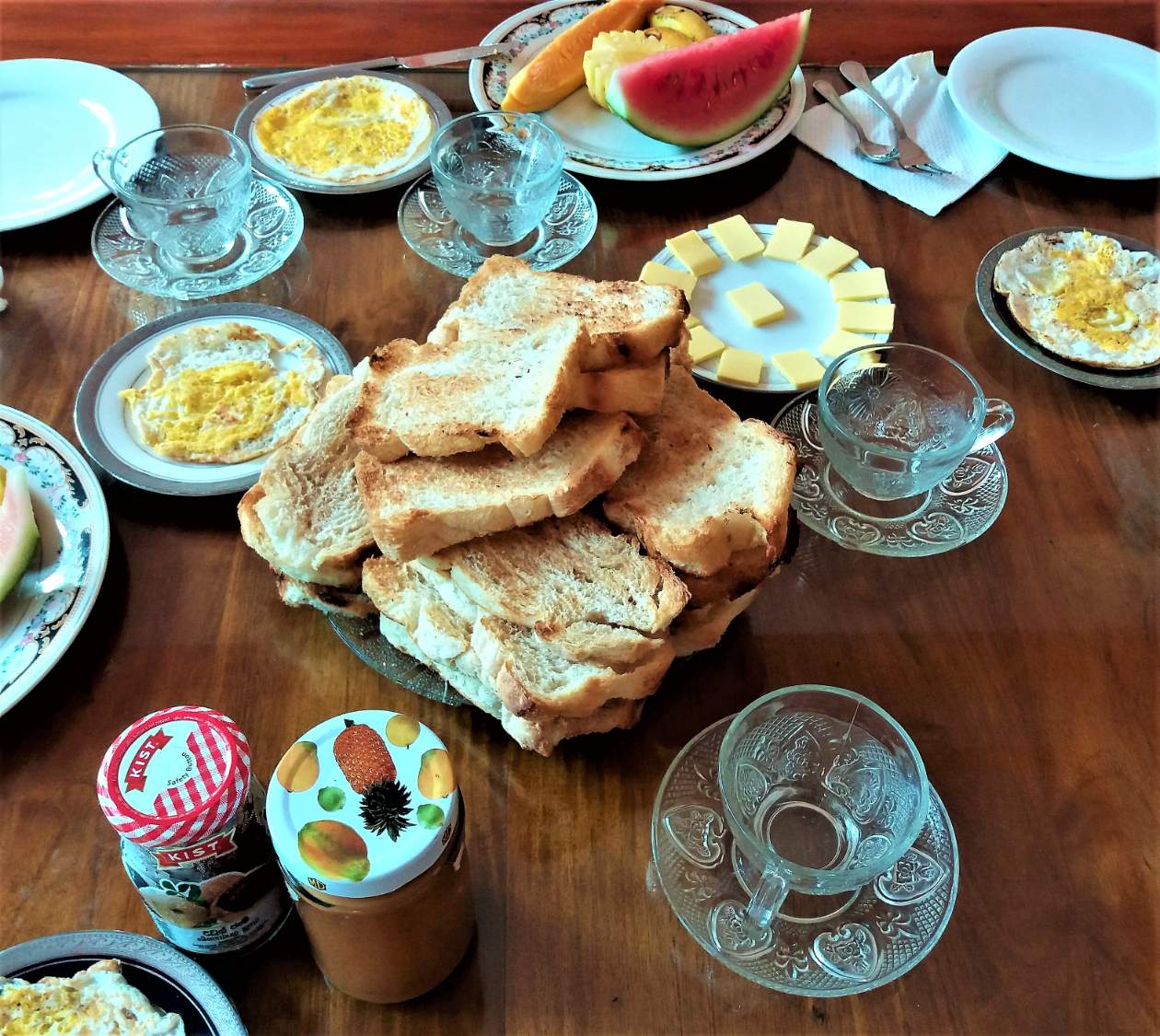 Solve Breakfast For Four jigsaw puzzle online with 90 pieces