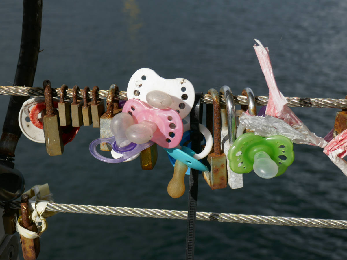 Solve Love locks and binkie locks jigsaw puzzle online with 88 pieces