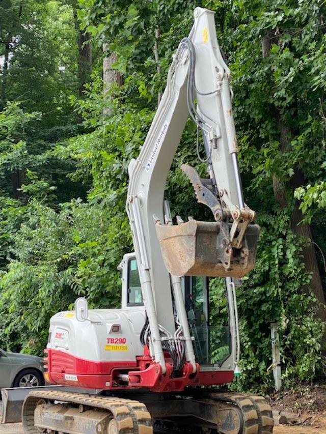 Solve Red and white digger jigsaw puzzle online with 20 pieces