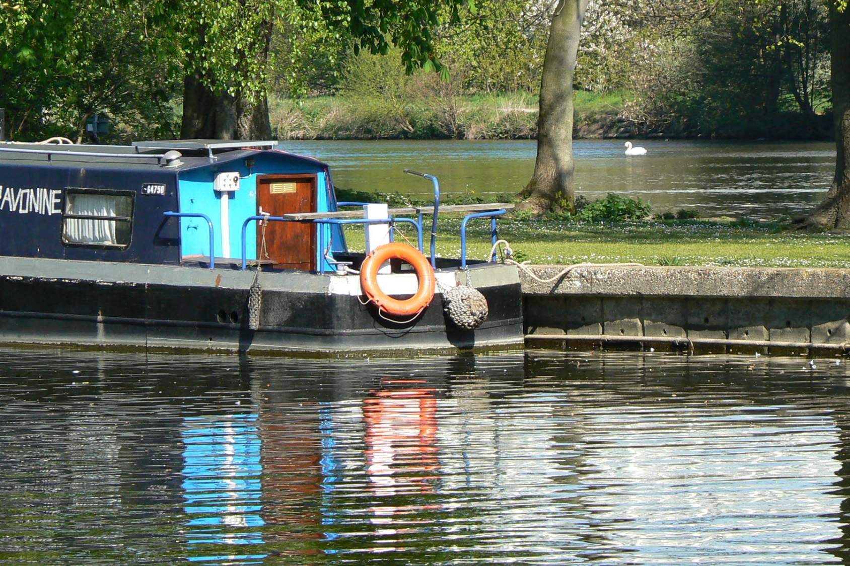 Solve Typical Thames transportation jigsaw puzzle online with 126 pieces