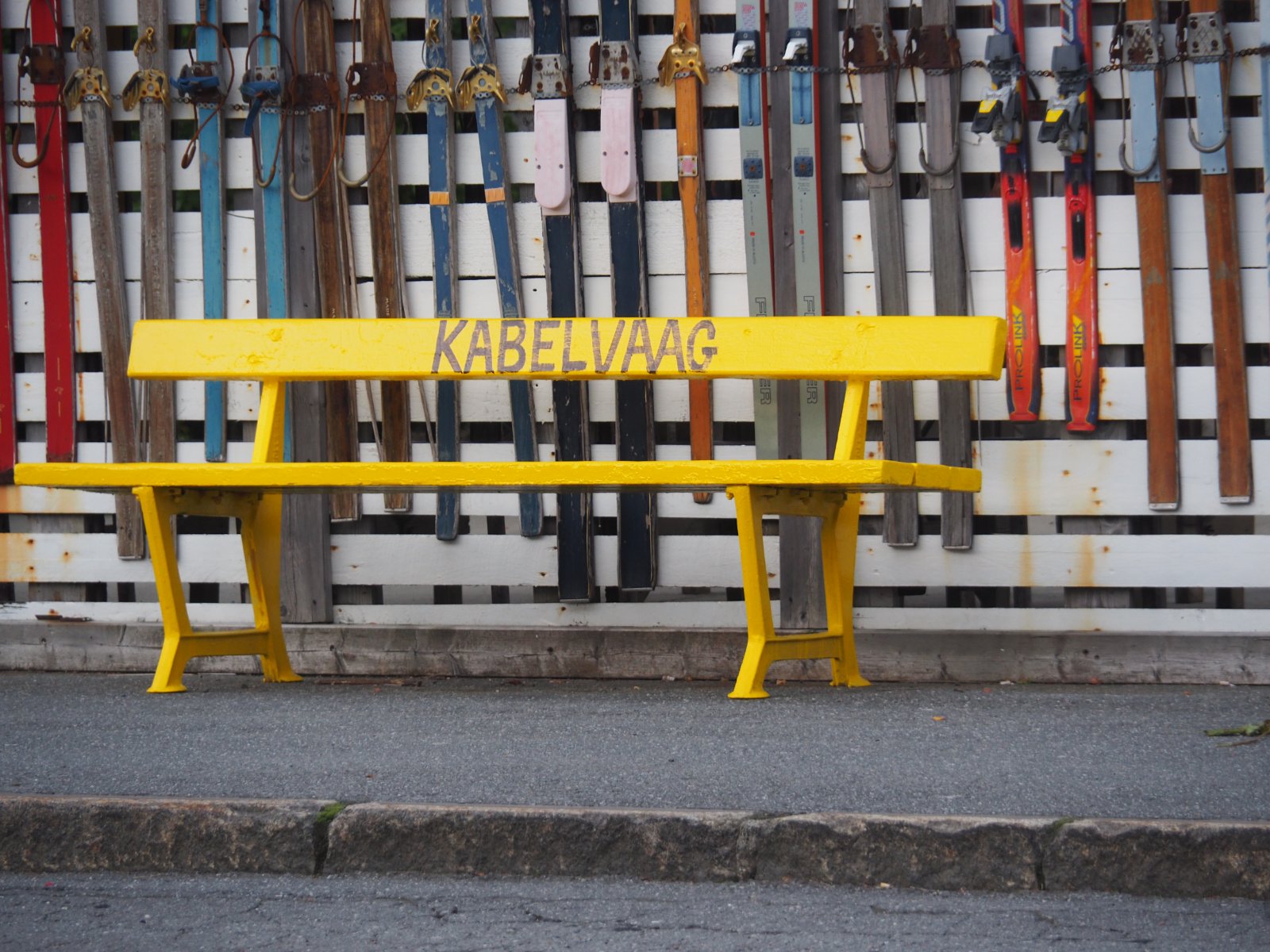 Solve Kabelvaag bus stop jigsaw puzzle online with 48 pieces