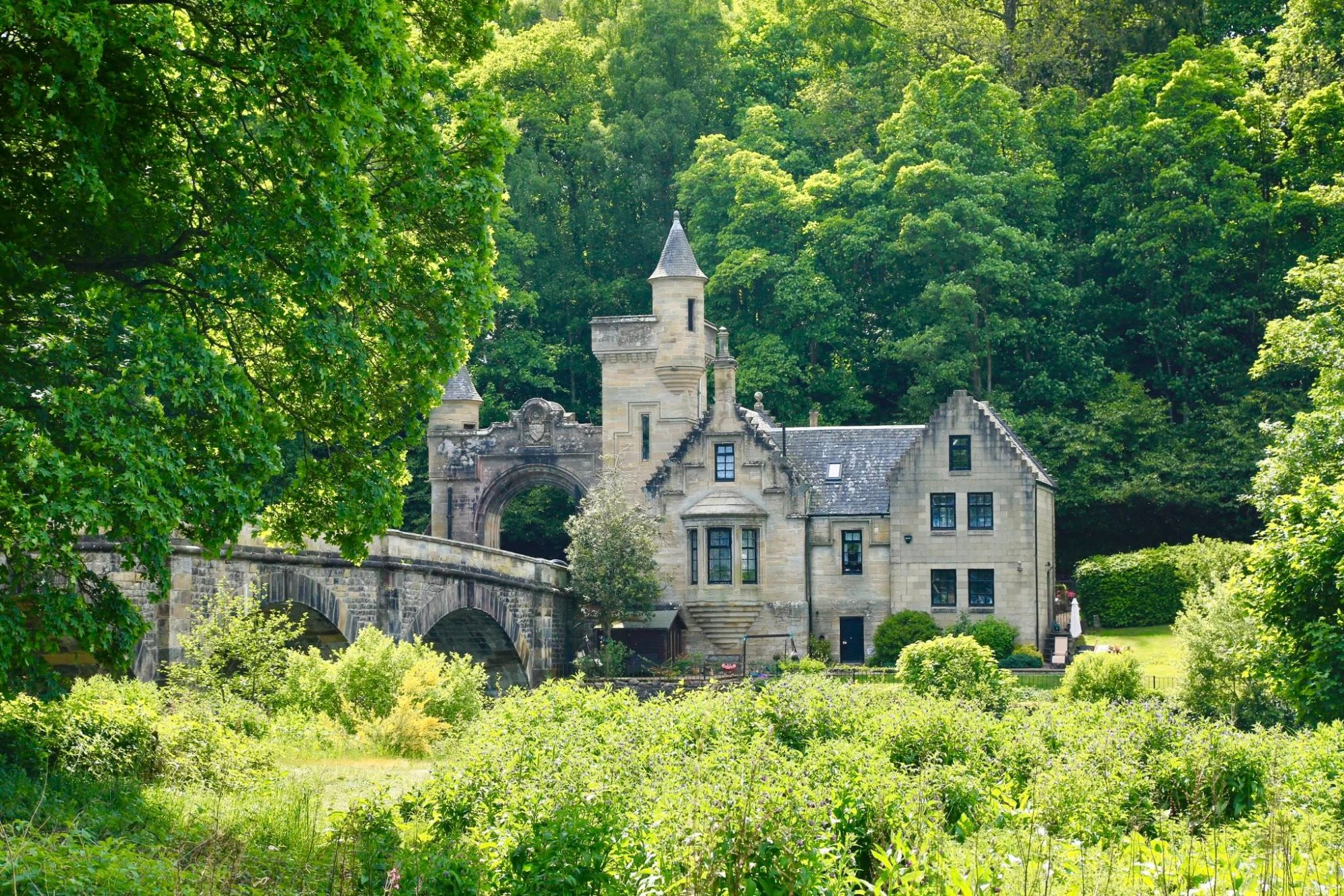 Jigsaw Puzzle | 198 pieces | Mauldslie Gatehouse and Bridge over the ...