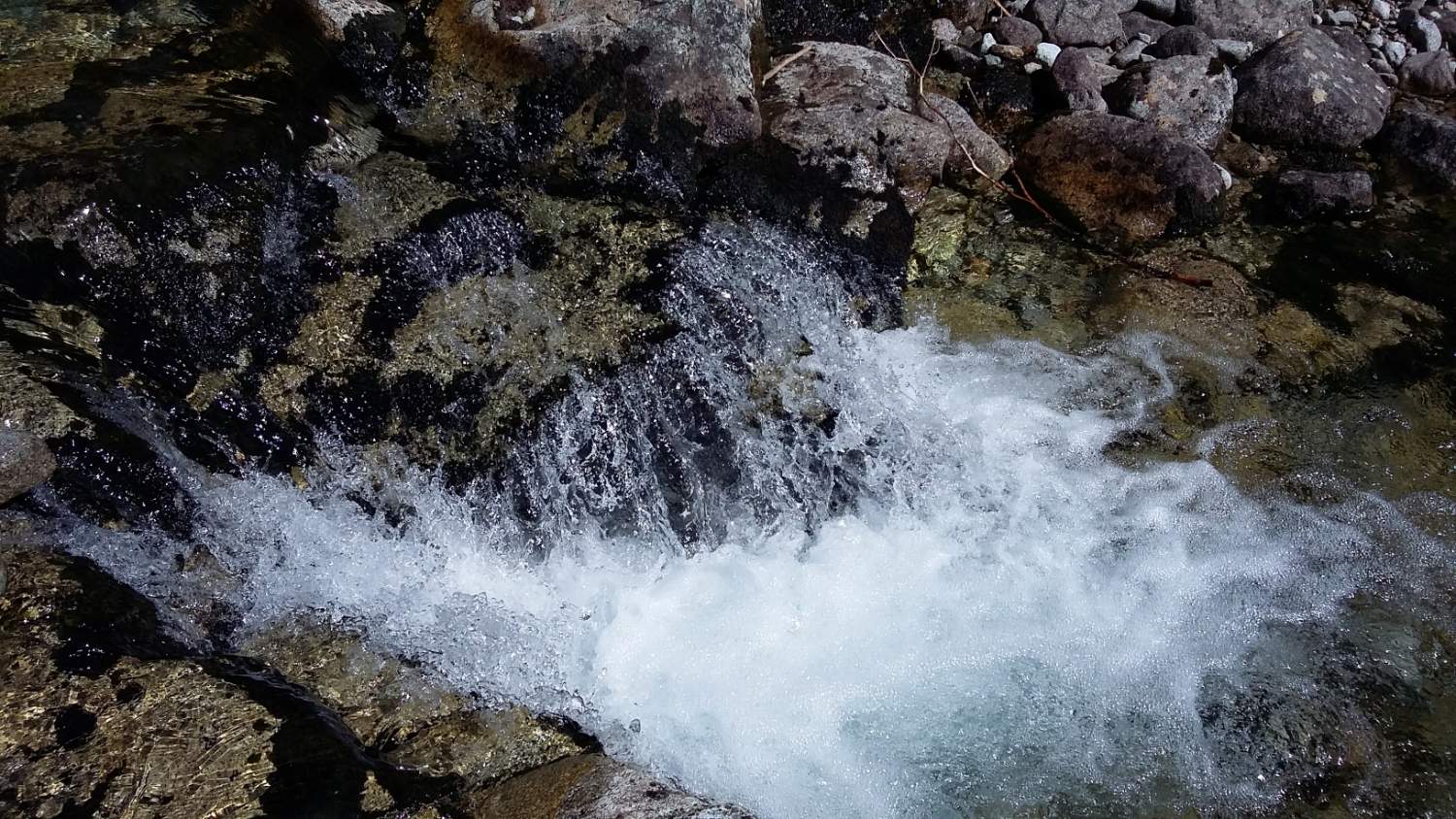 Solve tatra mountain stream jigsaw puzzle online with 84 pieces