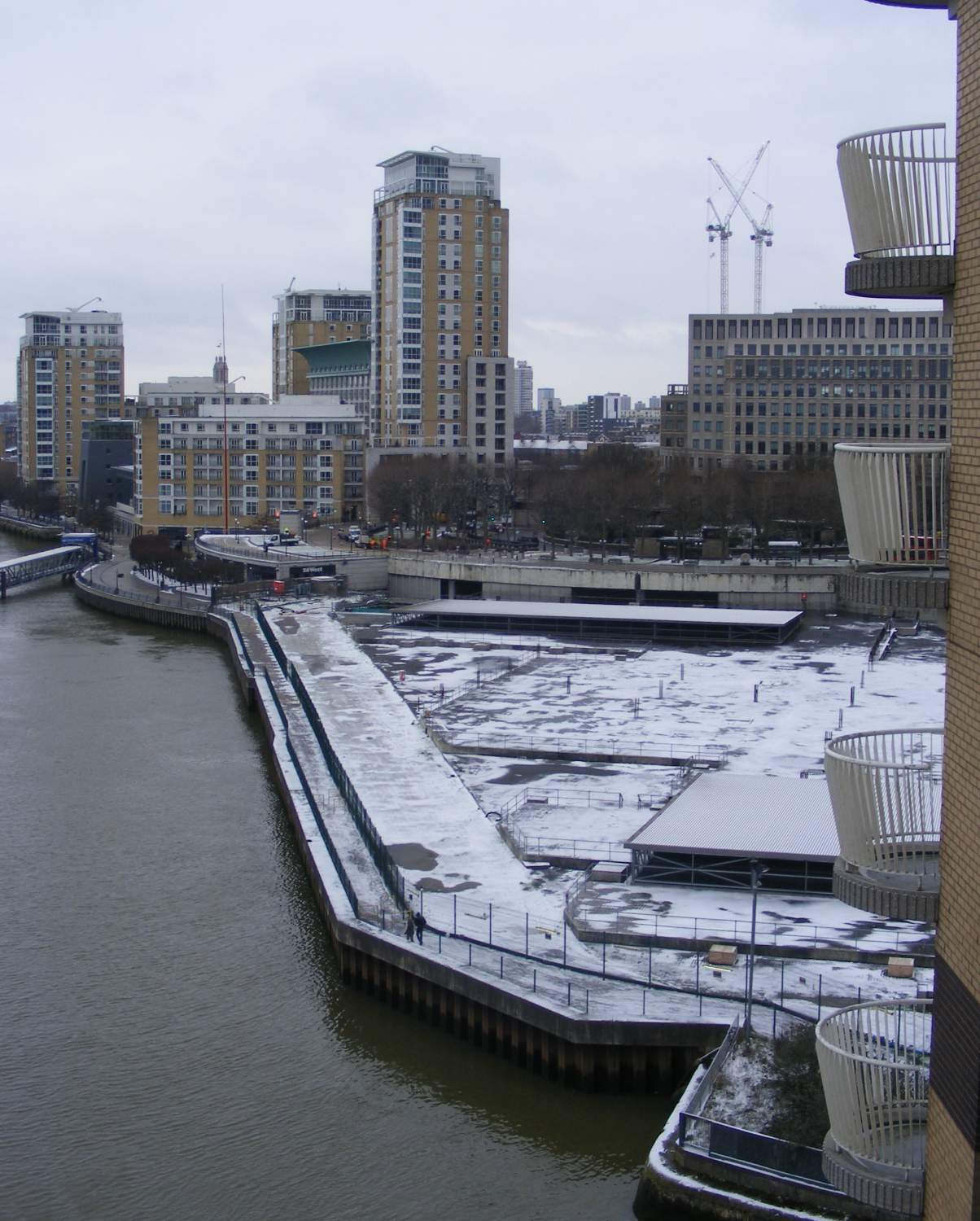 Solve Canary Wharf Thames Path jigsaw puzzle online with 500 pieces