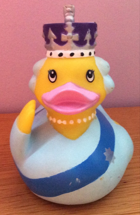 Solve The Queen (in duck form) jigsaw puzzle online with 35 pieces