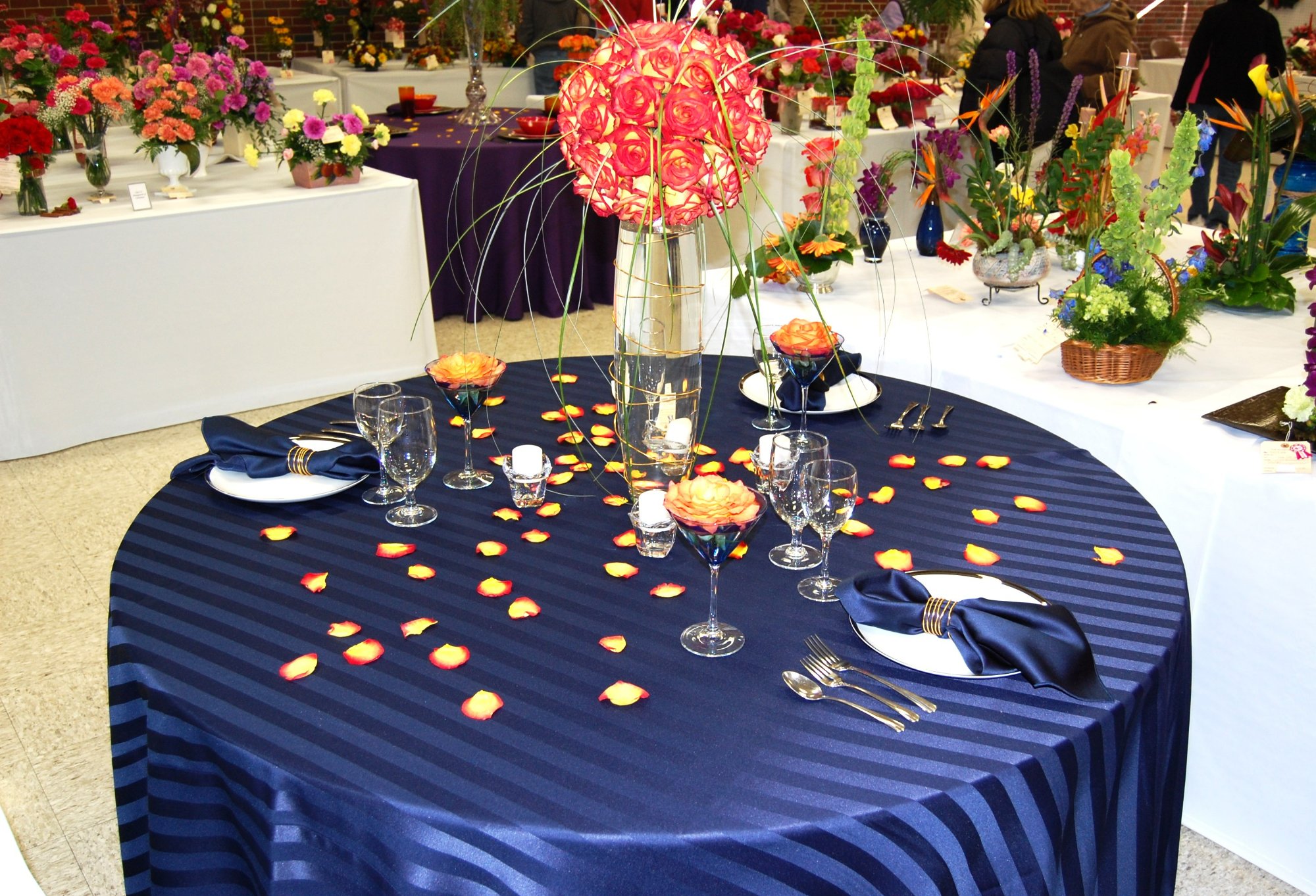 Solve Creative Table Display 1 jigsaw puzzle online with 96 pieces