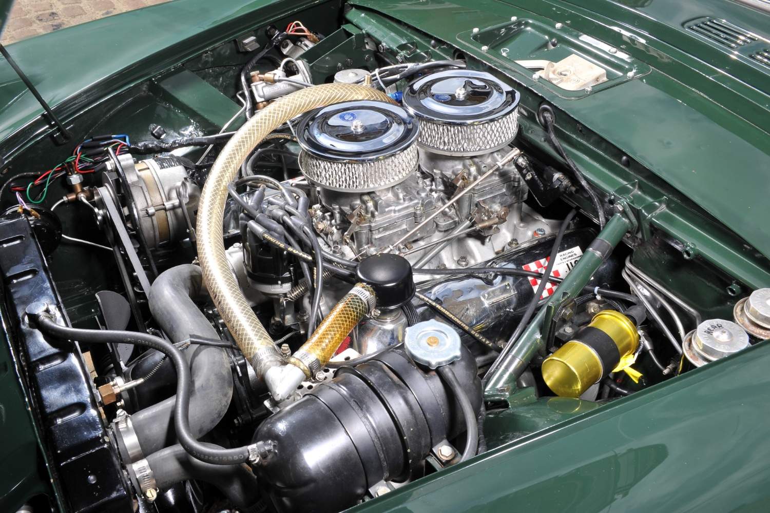 Solve 1964 Sunbeam Tiger engine jigsaw puzzle online with 77 pieces