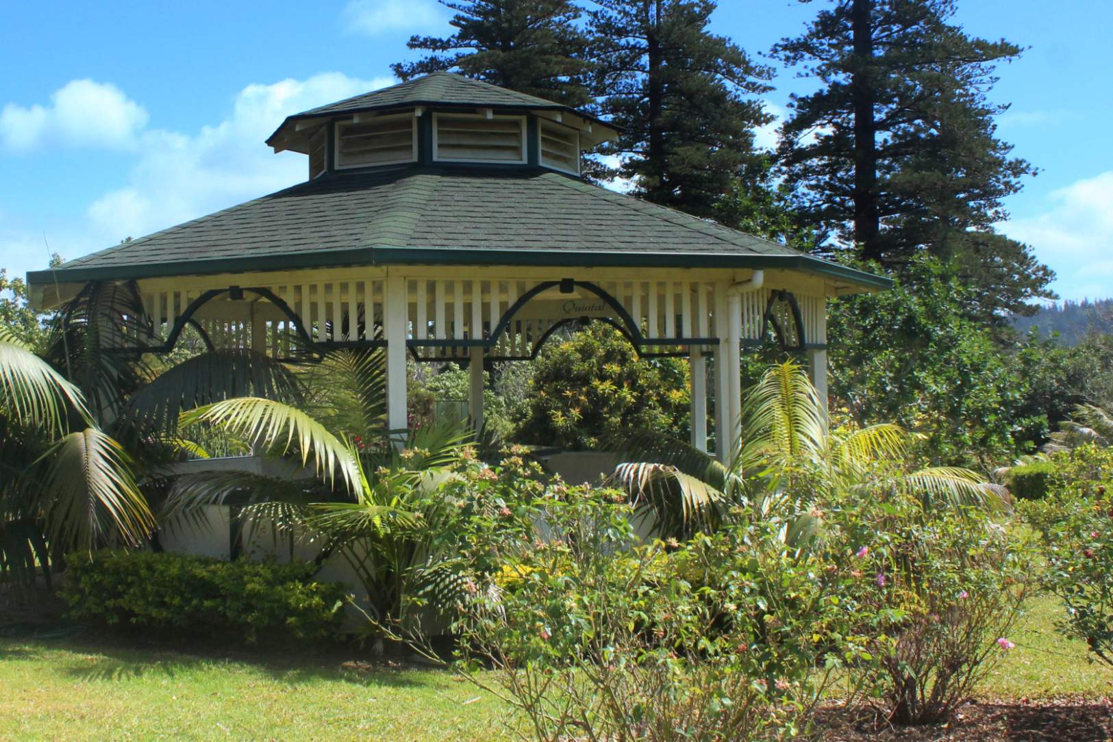 Solve The Gazebo jigsaw puzzle online with 117 pieces
