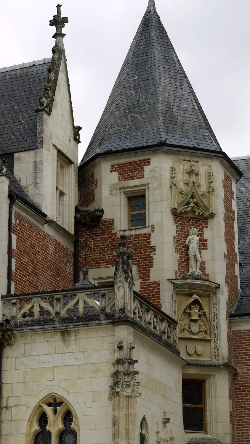 Solve French Castle jigsaw puzzle online with 153 pieces