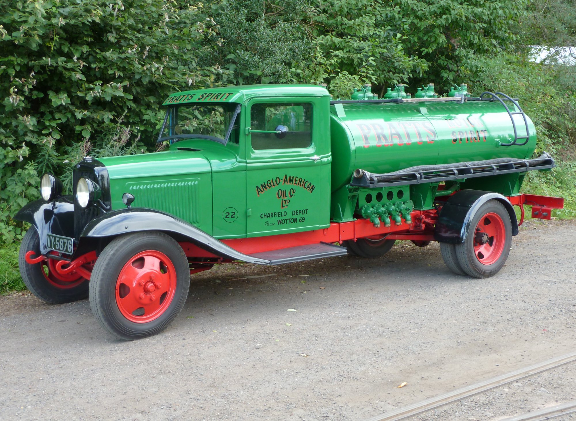 Jigsaw Puzzle | 204 pieces | 1934 Fordson BB Tanker | Jigidi