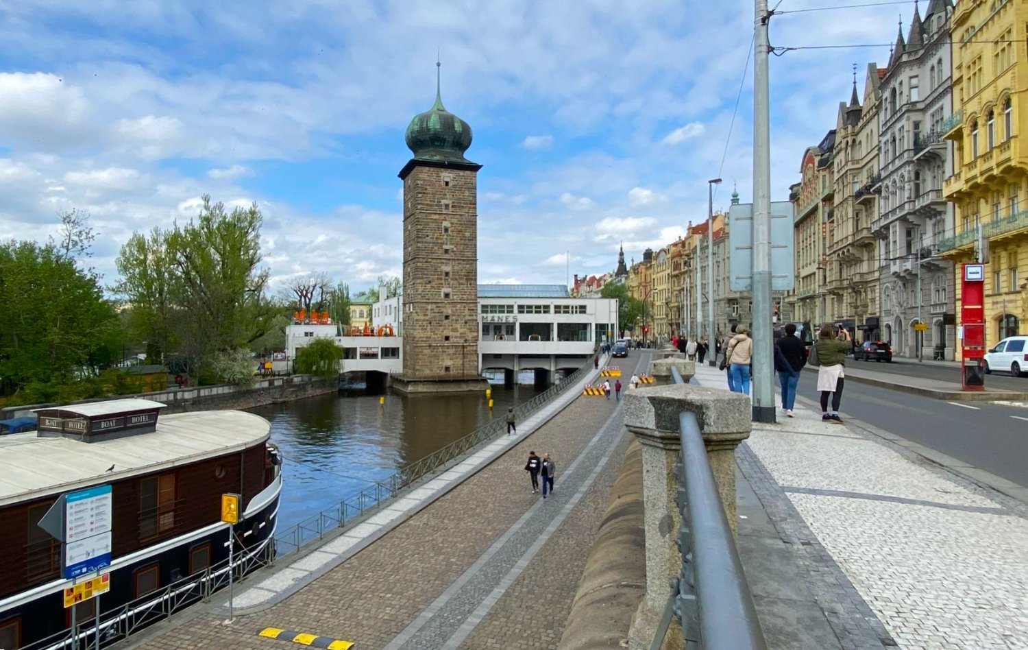 Solve Mánes - Praha jigsaw puzzle online with 12 pieces