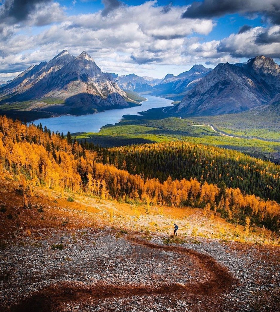 Solve Canadian Rockies jigsaw puzzle online with 272 pieces