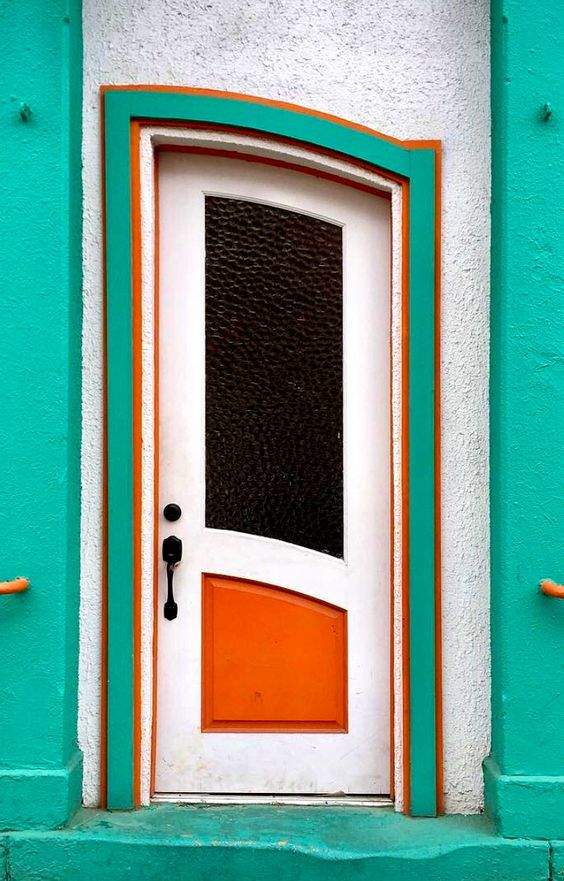 Solve BEAUTIFUL DOOR jigsaw puzzle online with 60 pieces