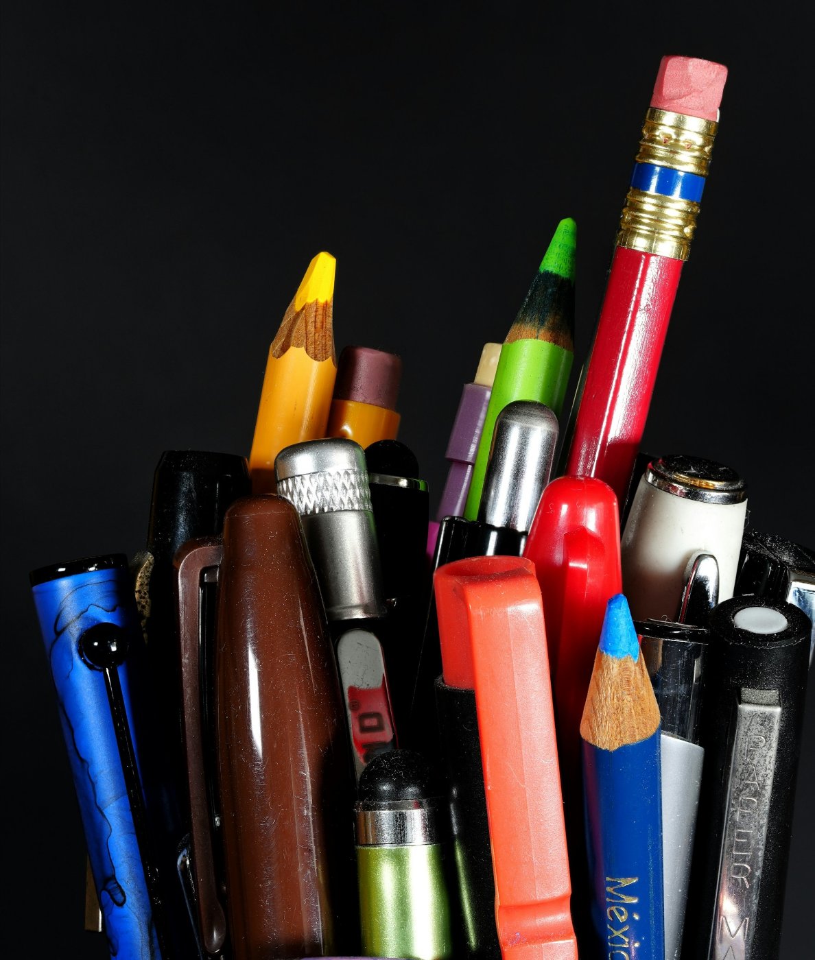 Solve pencils, pens jigsaw puzzle online with 42 pieces