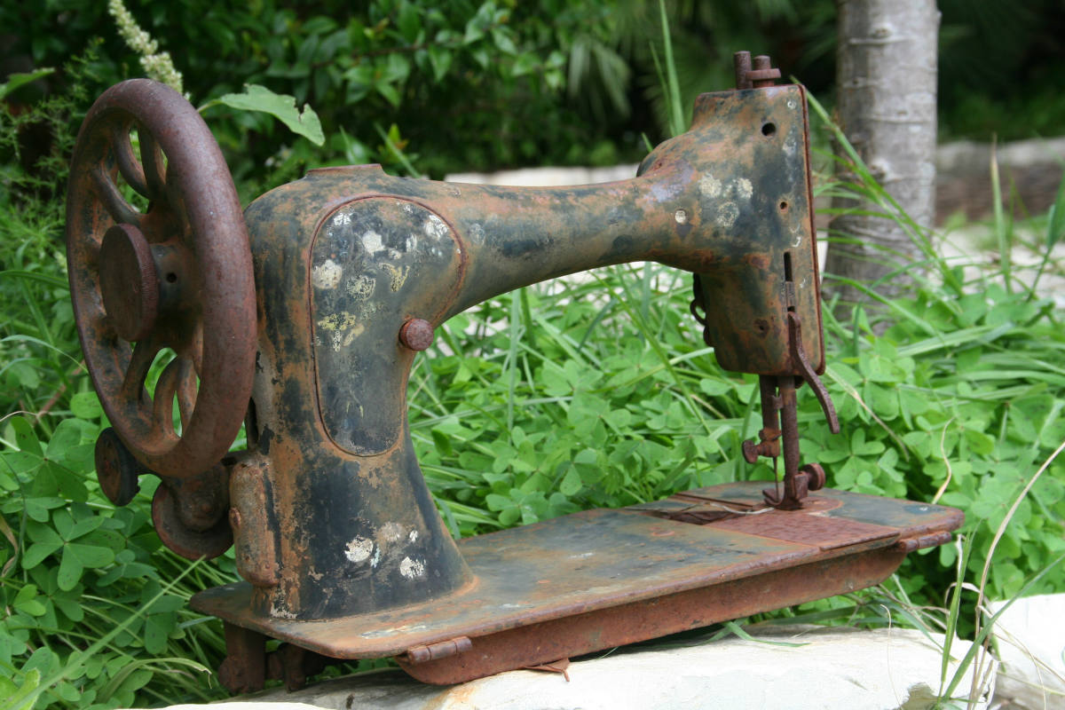 Solve Rusty sewing machine jigsaw puzzle online with 96 pieces