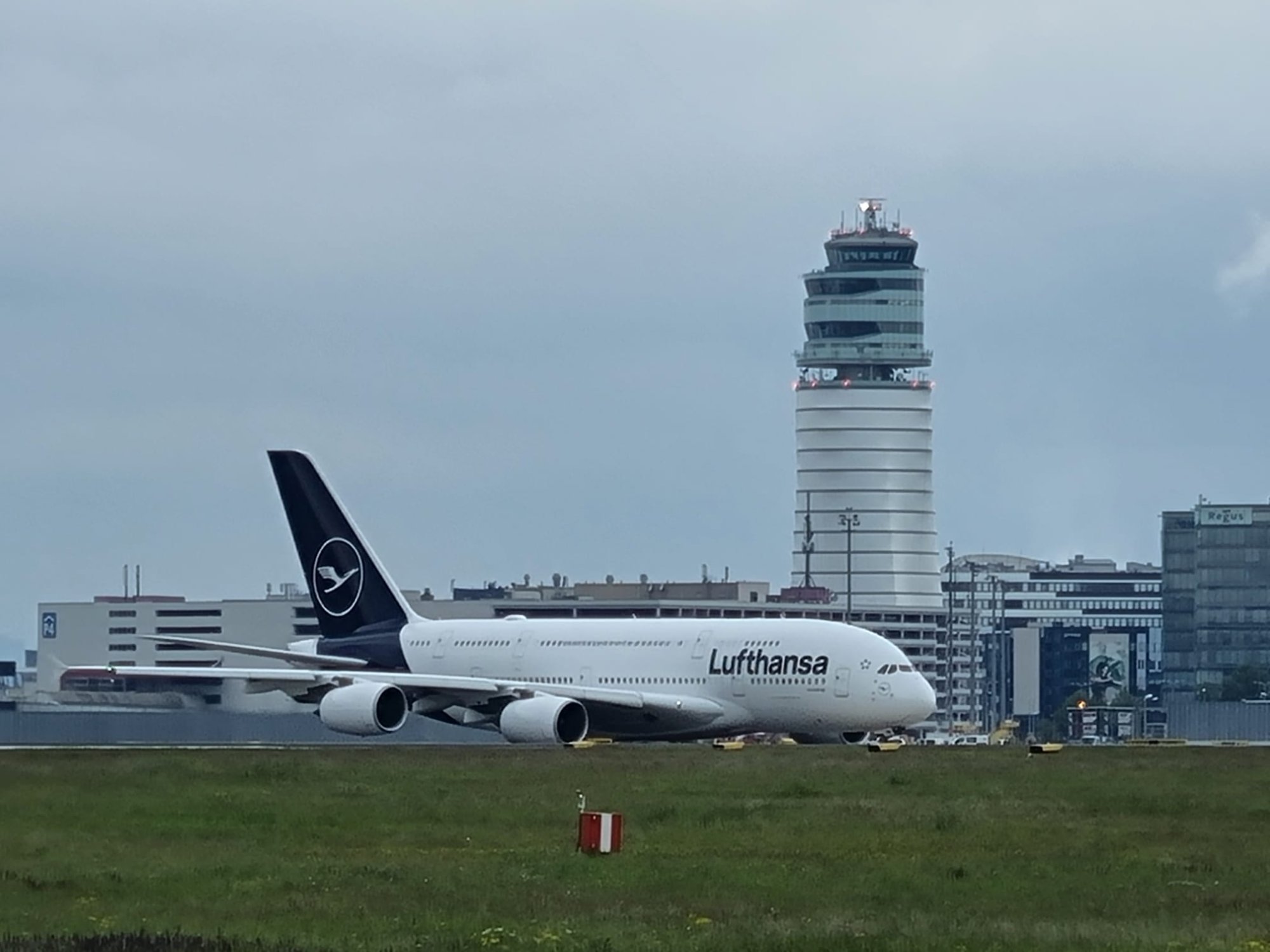 Solve Airbus A380-800 Lufthansa jigsaw puzzle online with 88 pieces