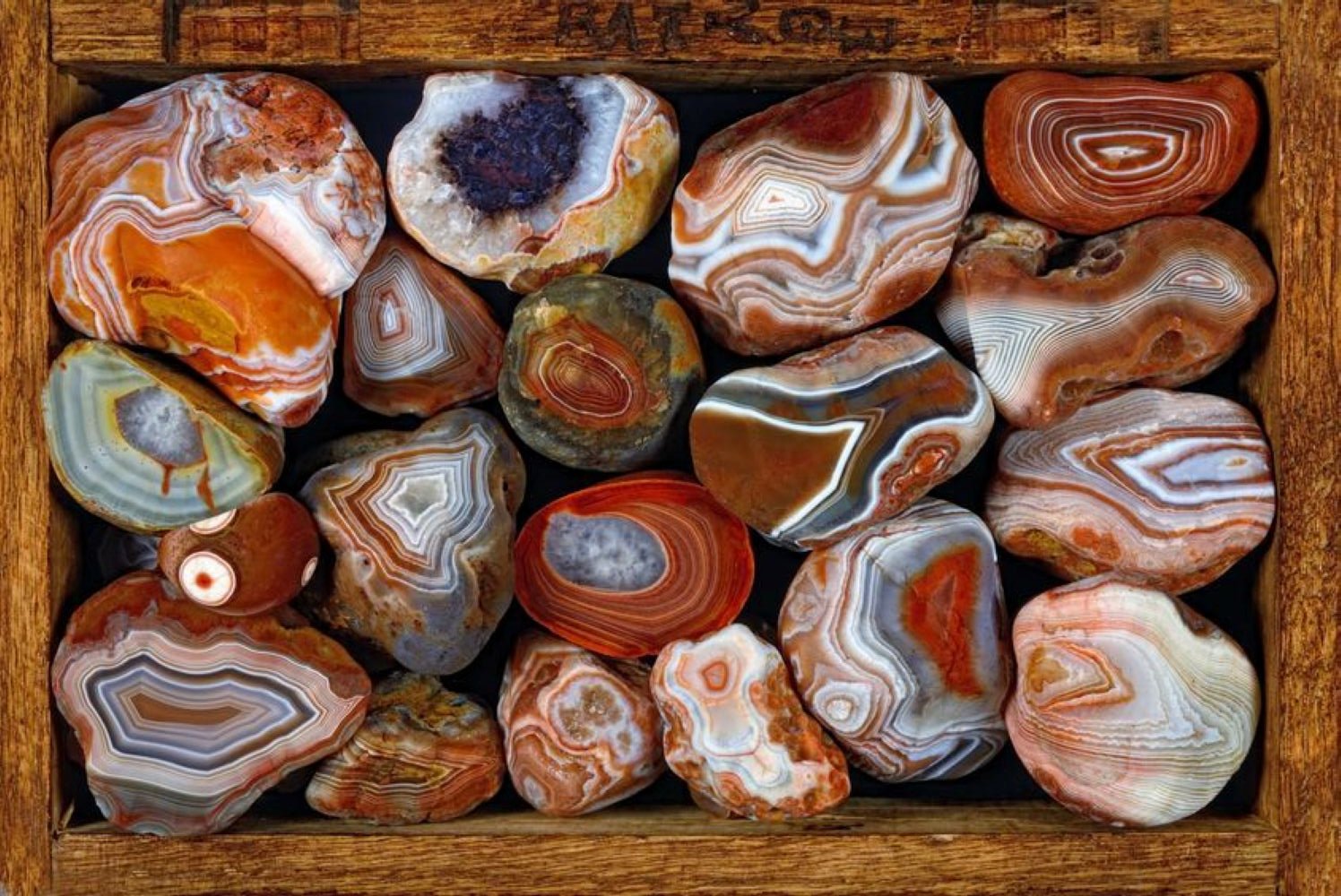 Solve geode collection jigsaw puzzle online with 330 pieces