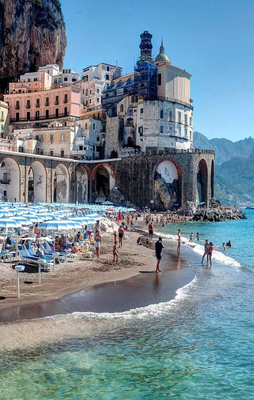 Solve Praia em Atrani, Itália !!! jigsaw puzzle online with 77 pieces