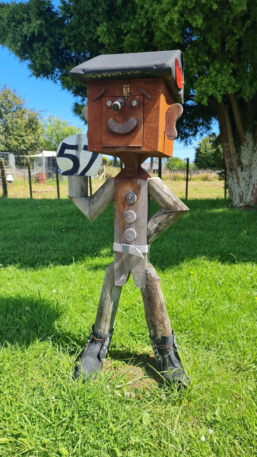 Solve Letterbox - No57. Manly Mail jigsaw puzzle online with 66 pieces