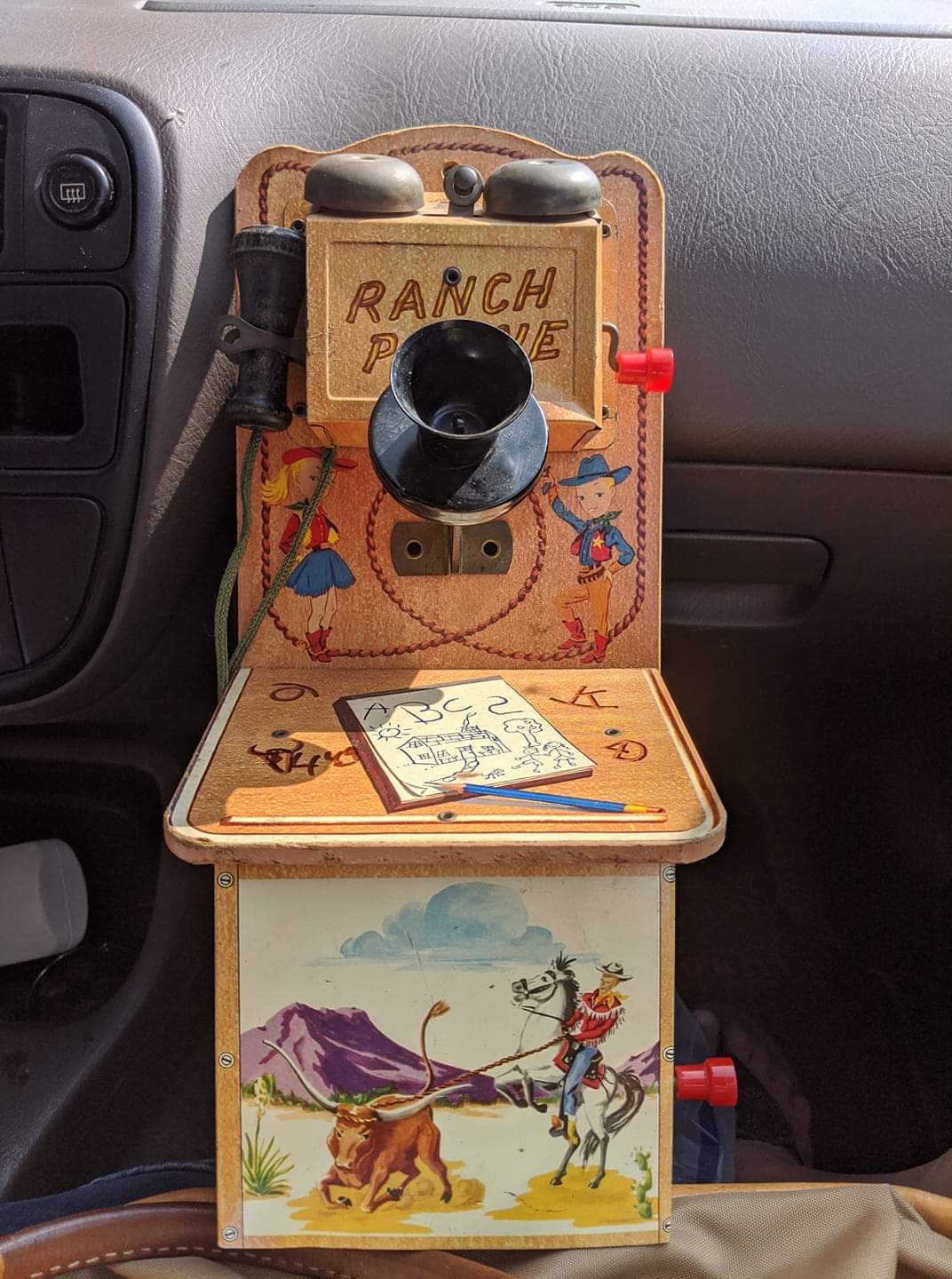 Solve Vintage Toy Phone jigsaw puzzle online with 165 pieces