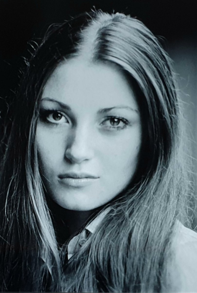 Solve YOUNG WOMAN...CAN YOU GUESS? jigsaw puzzle online with 24 pieces