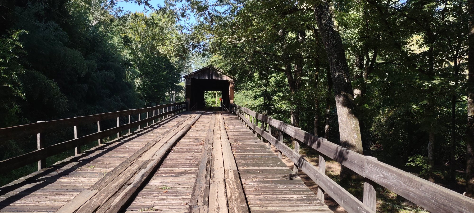 Solve Red Oak Creek Covered Bridge jigsaw puzzle online with 119 pieces
