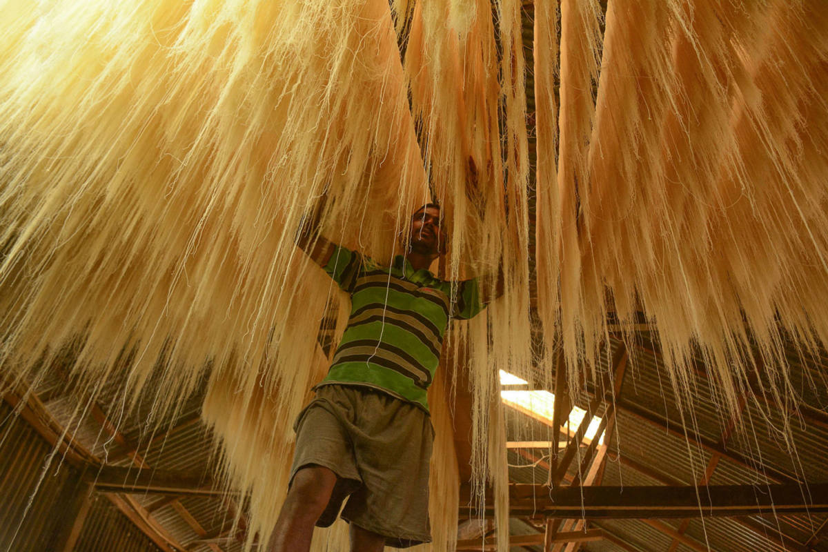 Solve Drying vermicelli for sheer khurma jigsaw puzzle online with 96 ...