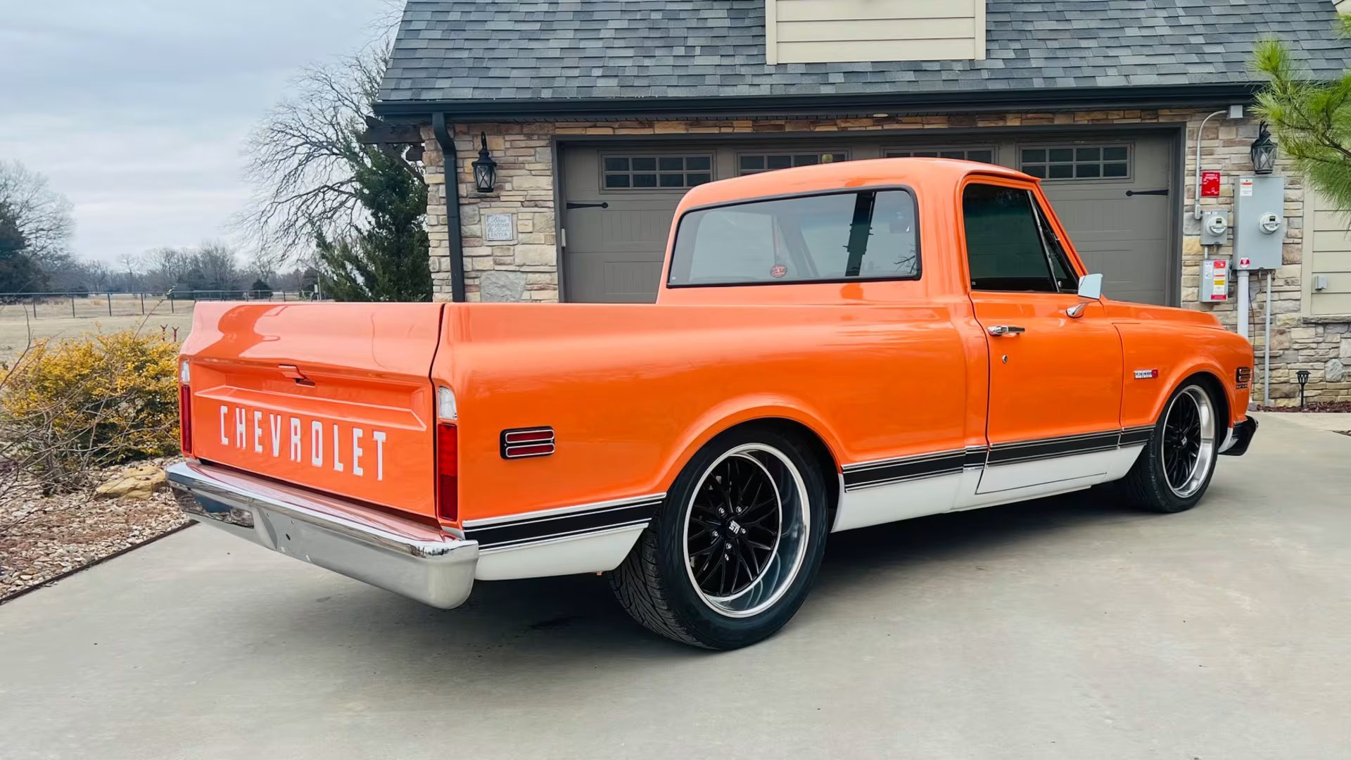 Solve 1971 Chevrolet C10 Custom Pickup jigsaw puzzle online with 91 pieces