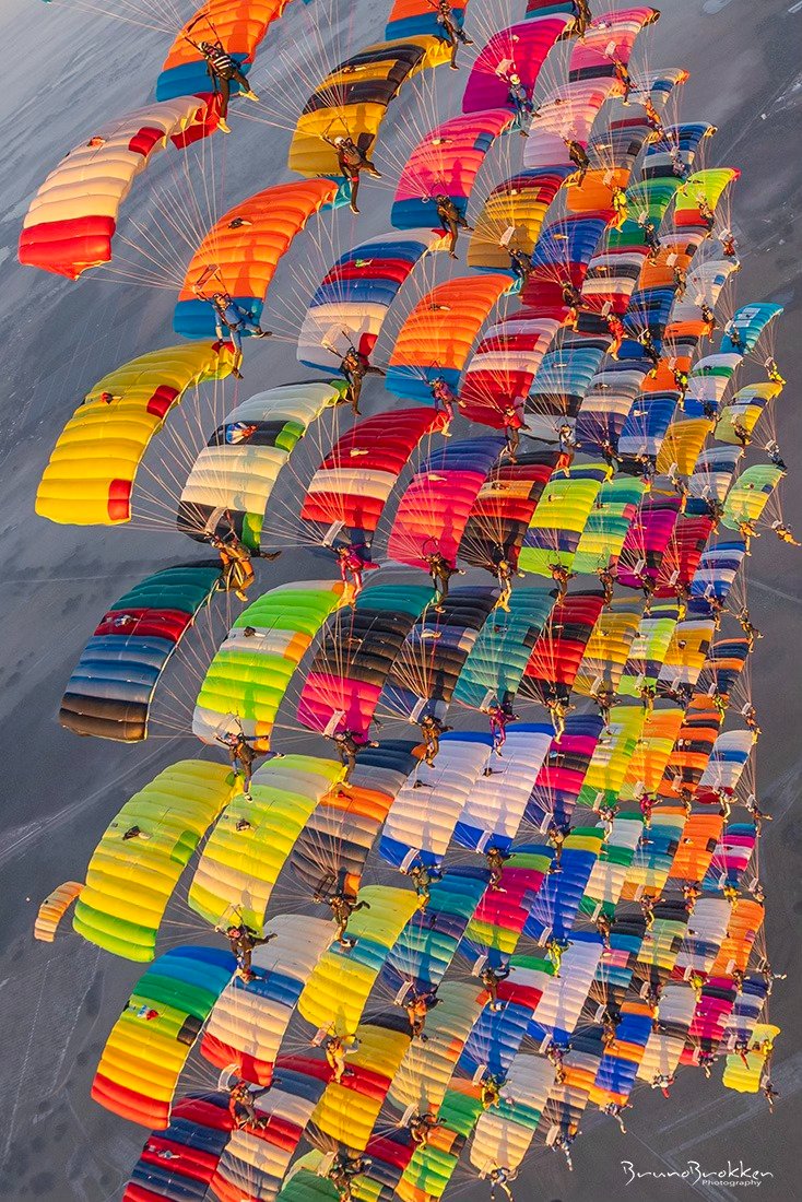 Solve Parachute formation jigsaw puzzle online with 234 pieces