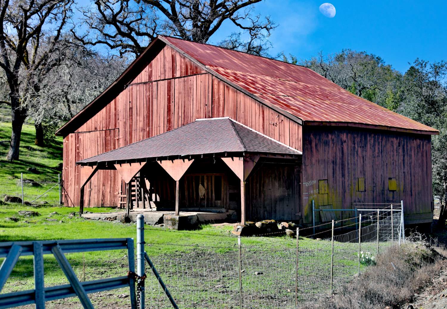 Solve Red Barn and Full Moon jigsaw puzzle online with 88 pieces