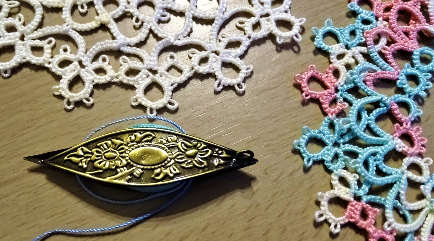Solve Frivolitky jigsaw puzzle online with 15 pieces