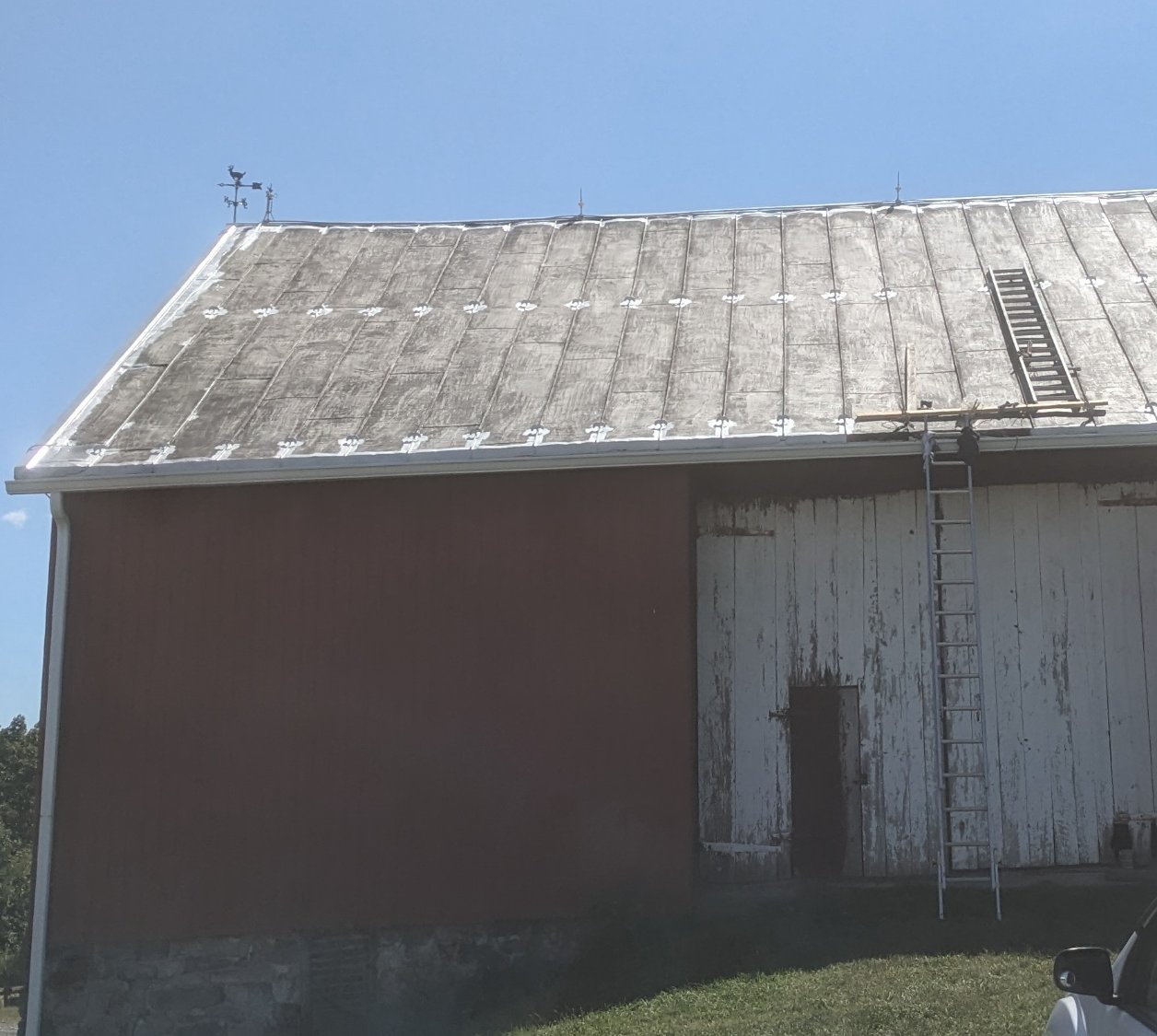 Solve Beginning roof paint jigsaw puzzle online with 20 pieces