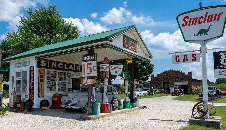 Solve Sinclair gas station jigsaw puzzle online with 104 pieces