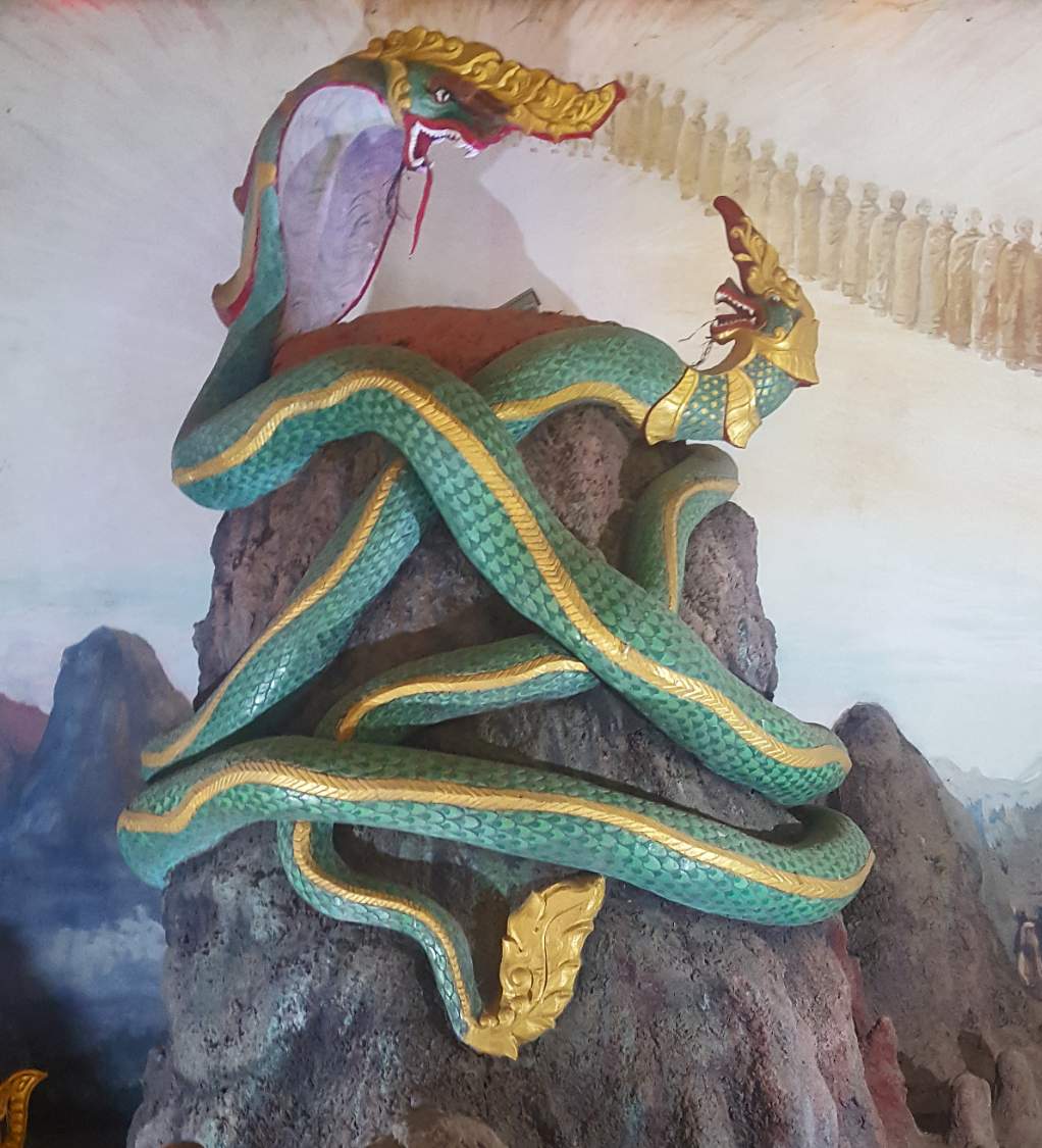 Solve Dueling Snakes Statue jigsaw puzzle online with 72 pieces