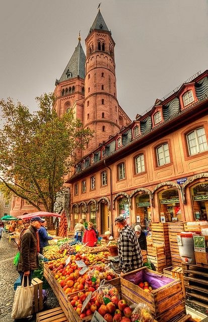 Solve Feira de rua em Mainz, Alemanha !!! jigsaw puzzle online with 70 ...