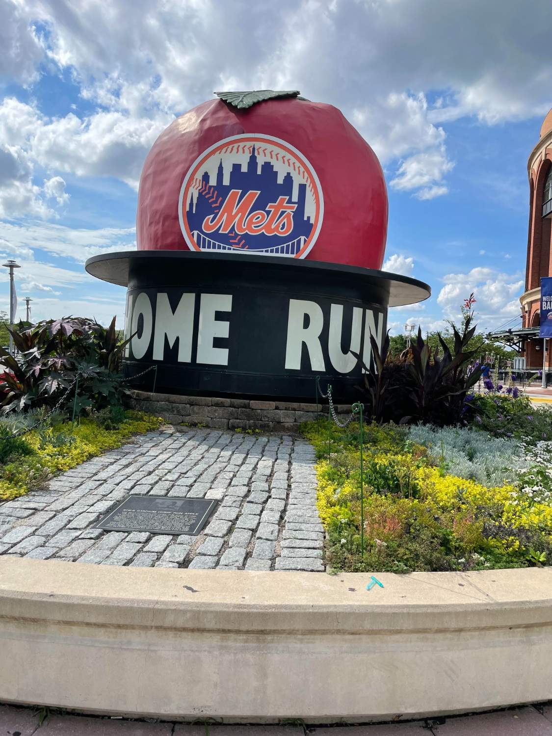 Solve Meet the Mets jigsaw puzzle online with 221 pieces